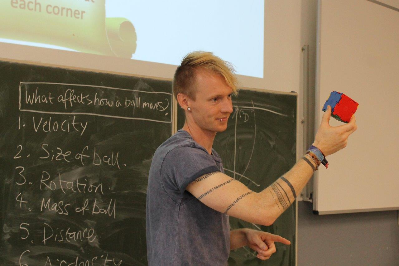 Maths with a Striptease (Die Rheinpfalz) – TOM ROCKS MATHS